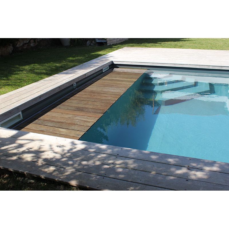 Volet roulant automatique piscine avec banquette plage immergée