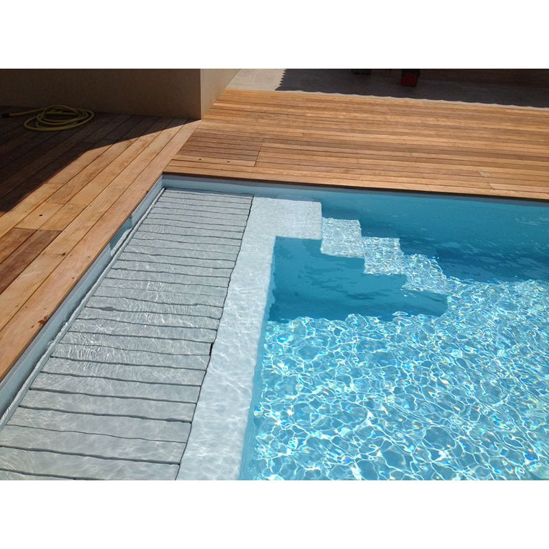 Volet roulant automatique piscine avec banquette plage immergée